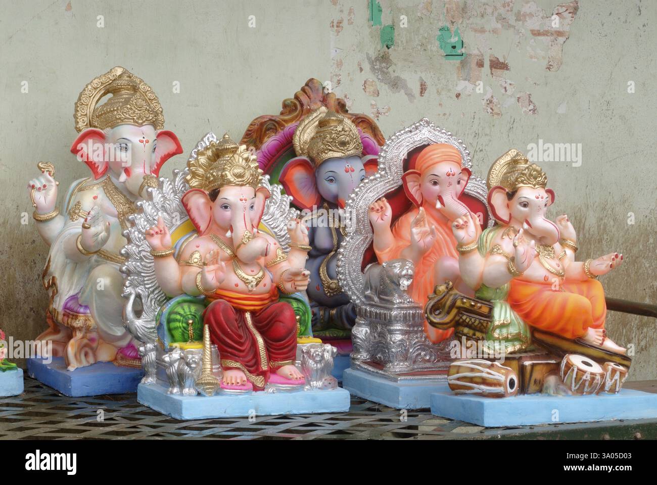 Idols of lord Ganesh kept for sell, Elephant headed god of Hindu ...