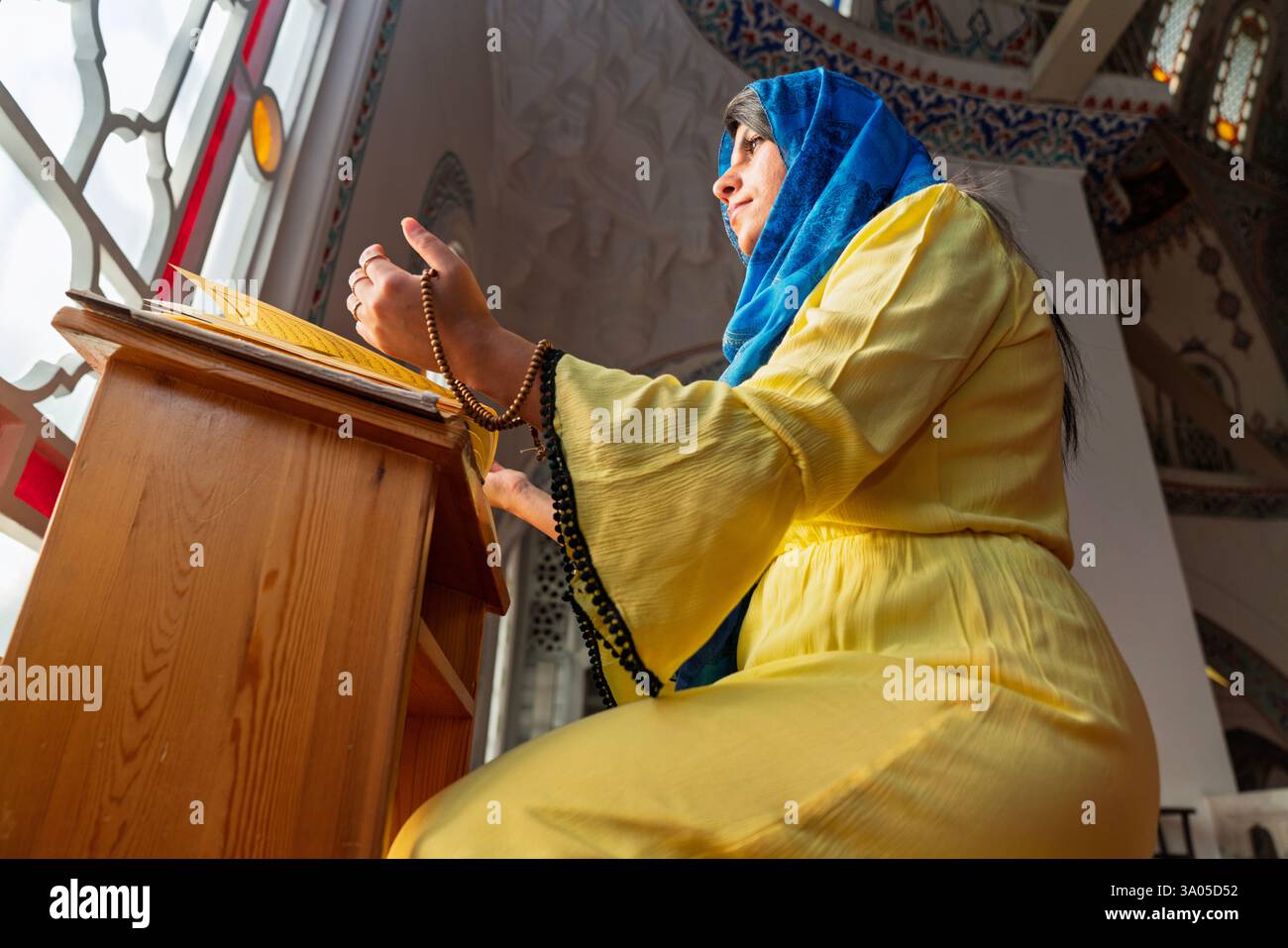 muslim woman praying in mosque Stock Photo - Alamy