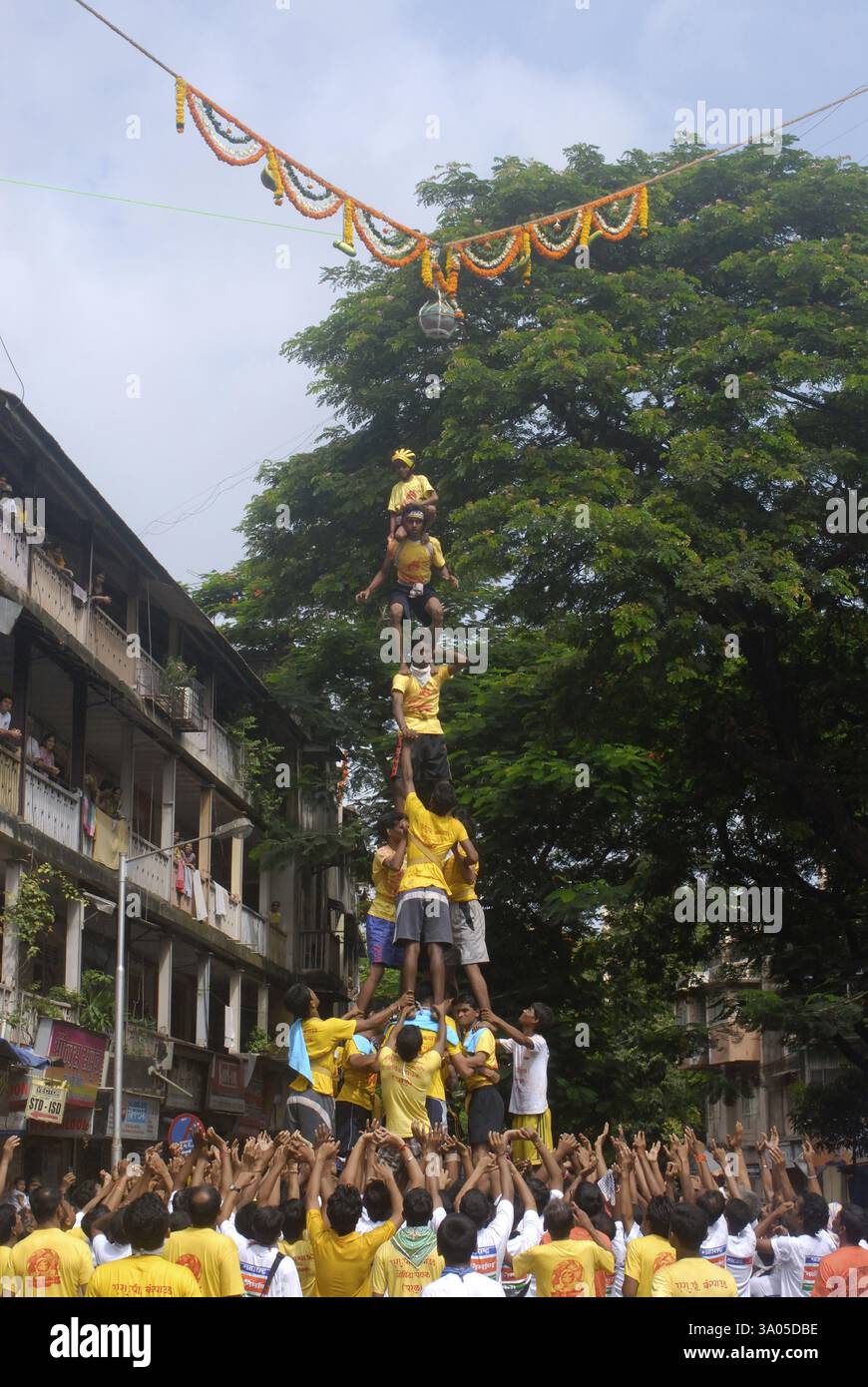 Human pyramid trying to break dahi handi on janmashtami festival at ...