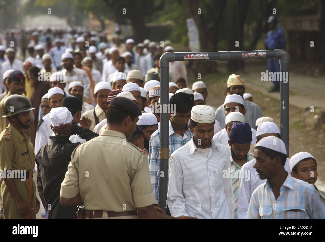 Men arriving for their Eid al Fitr or Ramzan id namaaz at Lashkar-e ...