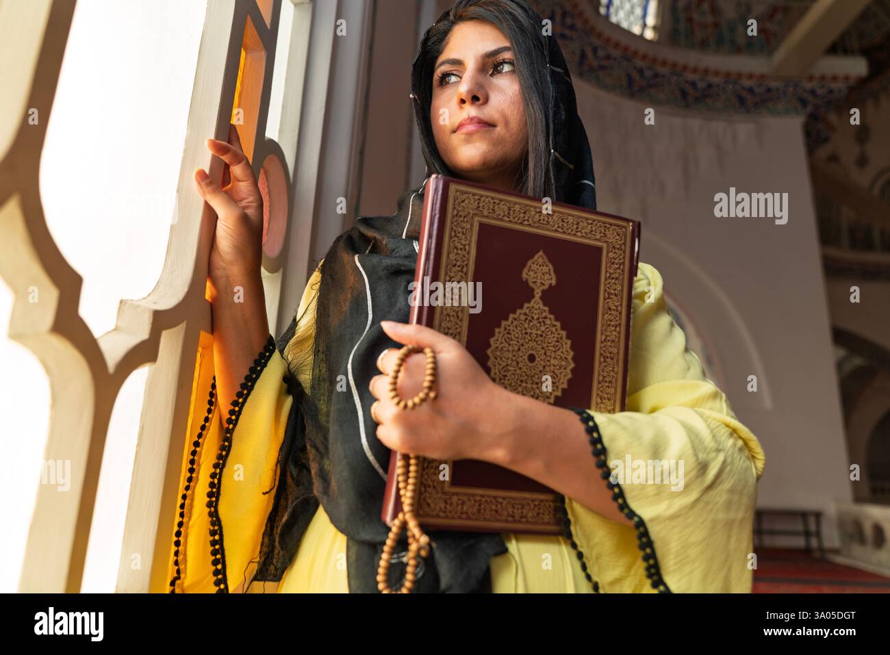 Muslim woman reading quran in mosque Stock Photo - Alamy