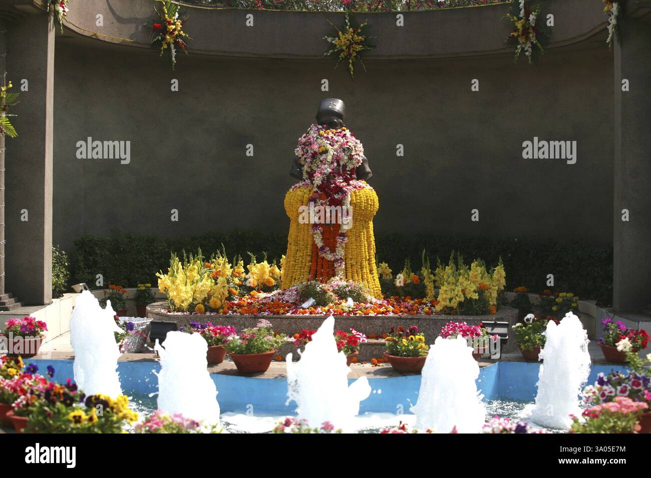 Statue of Jamshedji Tata decorated flowers centenary celebration ...