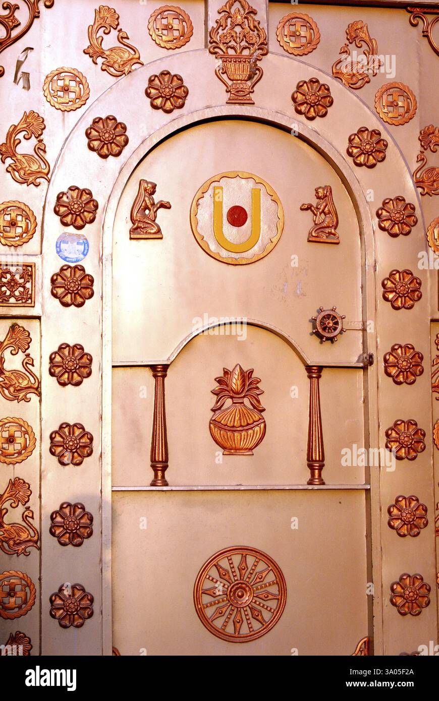 Bronze artistic gate of swami narayan temple, Amreli, Gujarat, India ...