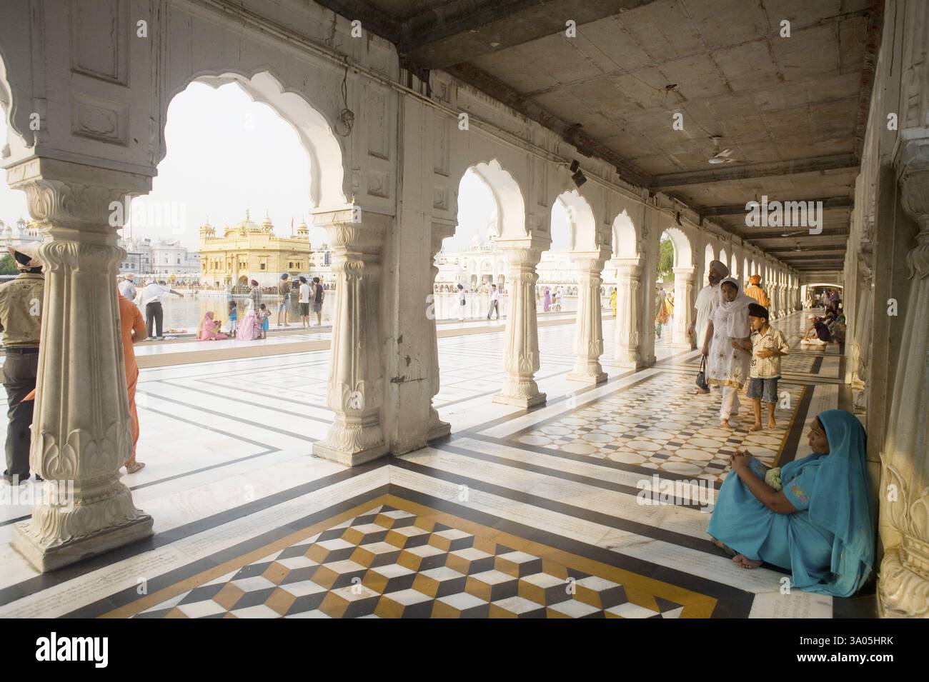 Marble pattern design and pillar courtyard architecture, Swarn Mandir ...