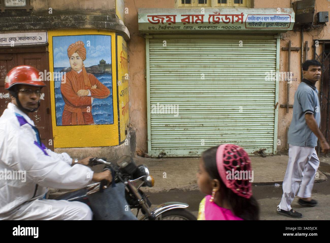 People walking in front of Swami Vivekananda Wall paining, Kolkata ...