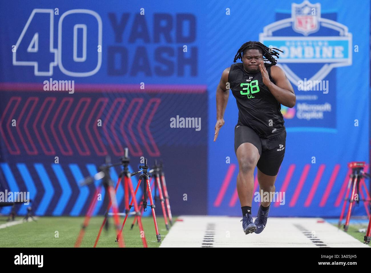 South Carolina offensive lineman Torricelli Simpkins III runs the 40 ...