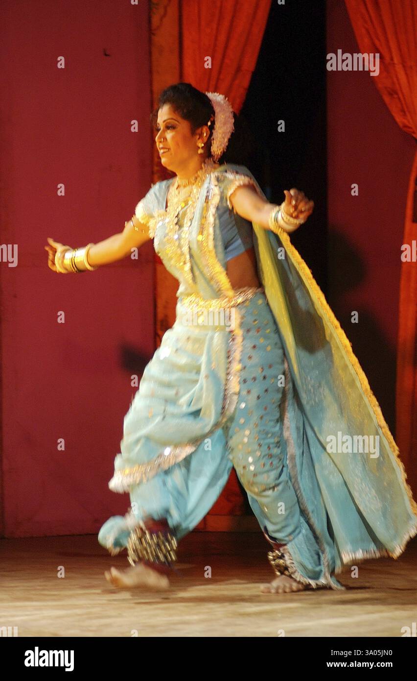Lavni dance, traditional Maharashtrian dance Mumbai Bombay, Maharashtra ...