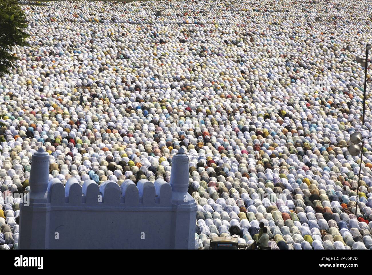 Crowd offering their Eid al Fitr or Ramzan id namaaz at Lashkar-e ...