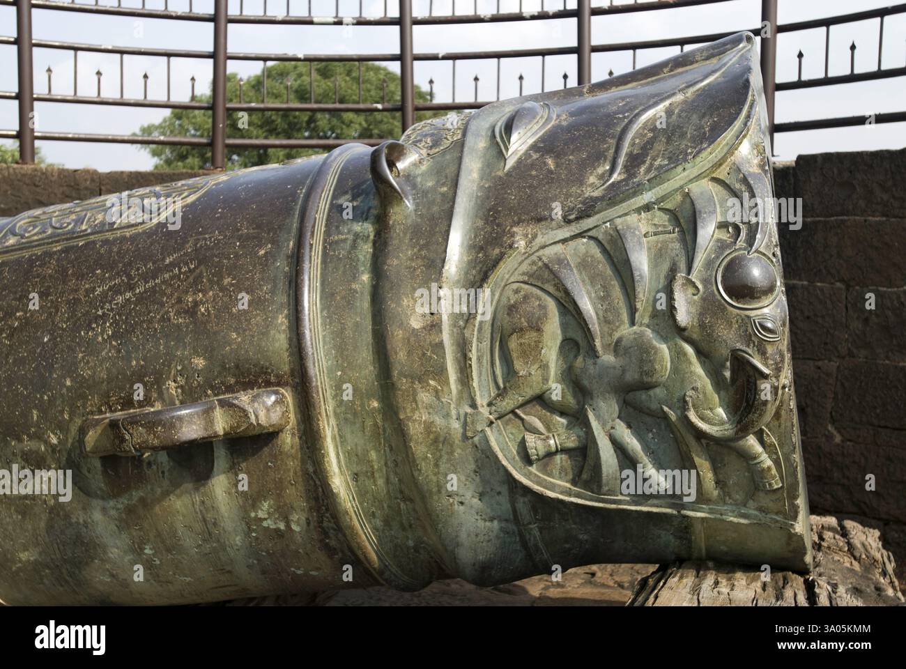 Largest medieval cannon in world, Sherza Burj Lion Gate, Bijapur ...