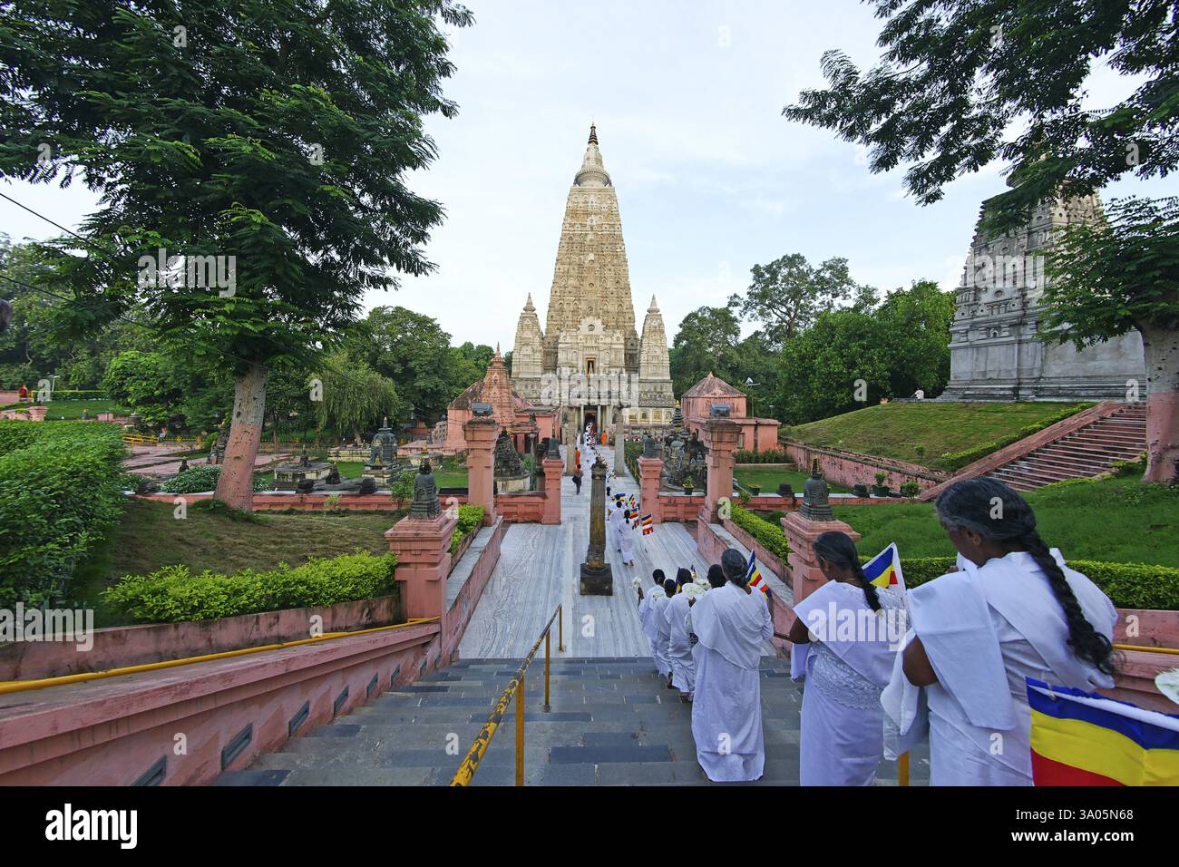 Pilgrims of Sri Lankan at rituals, UNESCO World Heritage site Mahabodhi ...