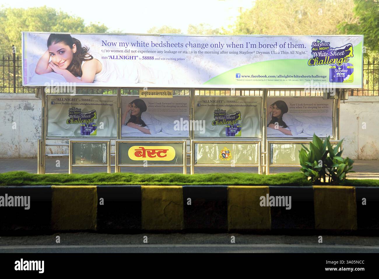 Mumbai bus stop hi-res stock photography and images - Alamy