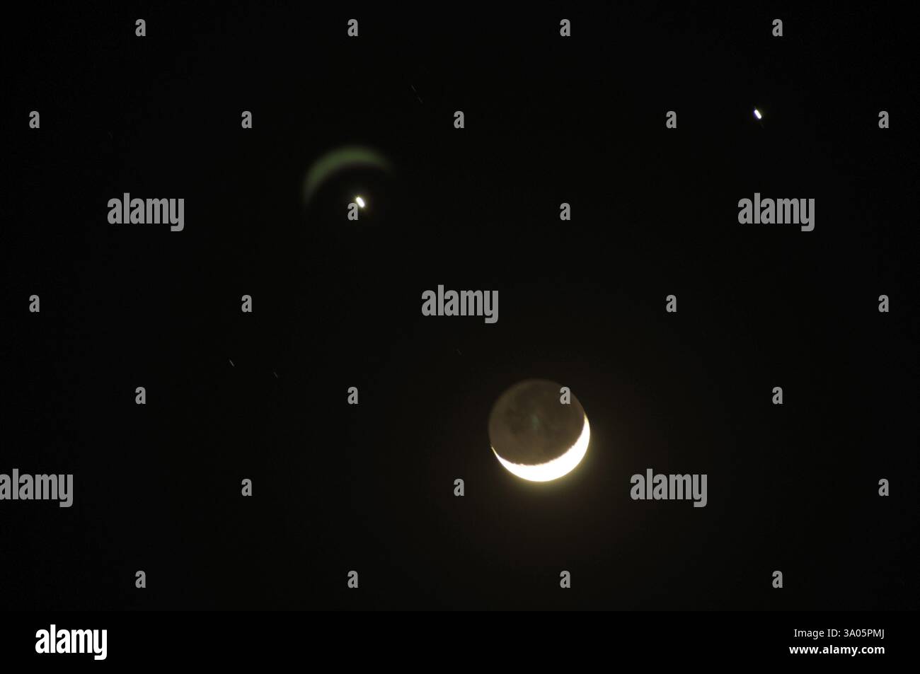 Celestial rarity three brightest objects in sky Jupiter Venus and moon ...