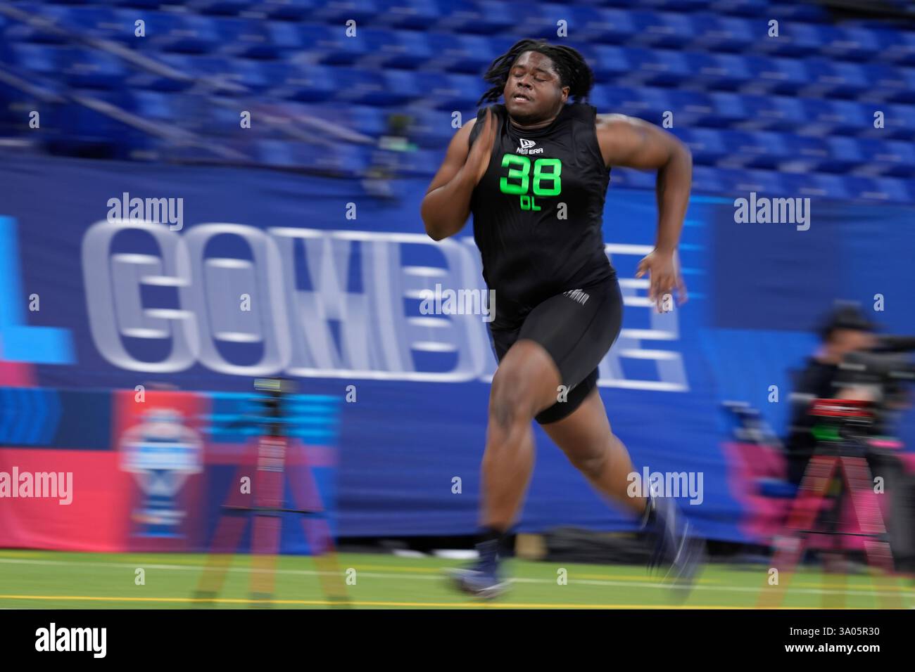 South Carolina offensive lineman Torricelli Simpkins III runs the 40 ...