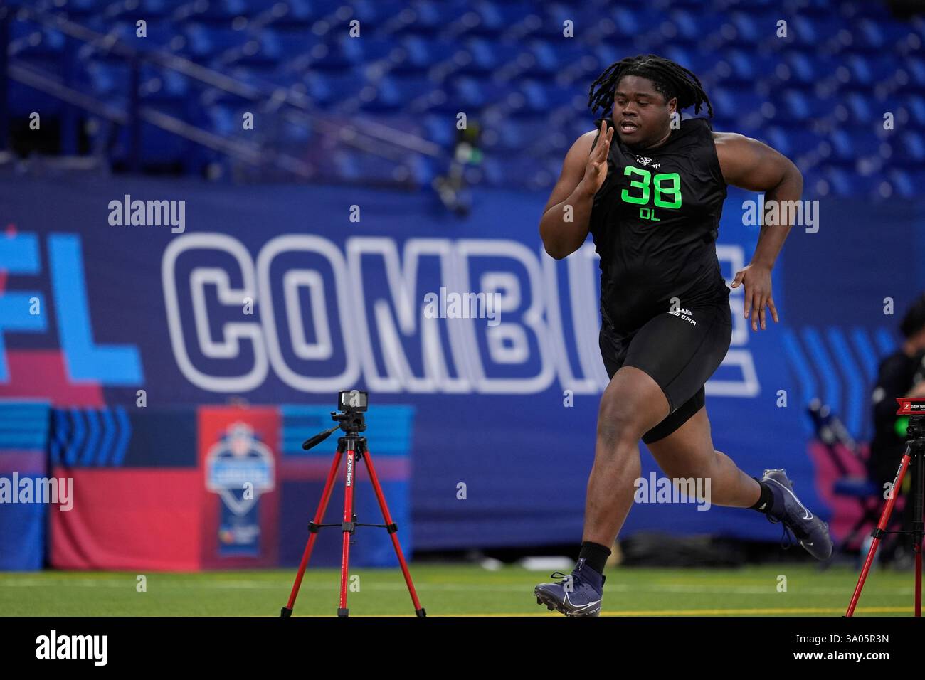 South Carolina offensive lineman Torricelli Simpkins III runs the 40 ...