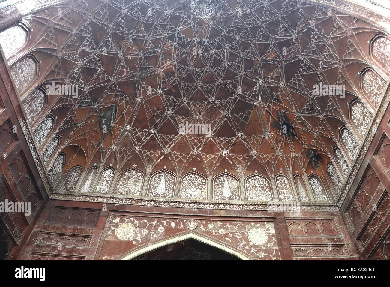 Carved stone work in mosque enclosure Taj Mahal, Agra, Uttar Pradesh ...