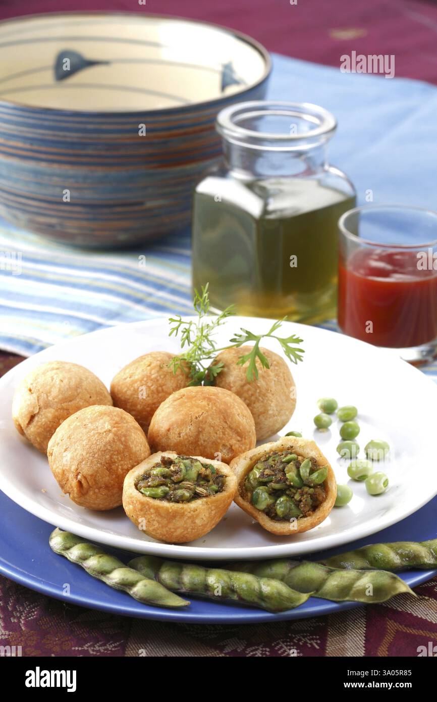 Snacks, lilva kachori tuvar lilva Stock Photo - Alamy