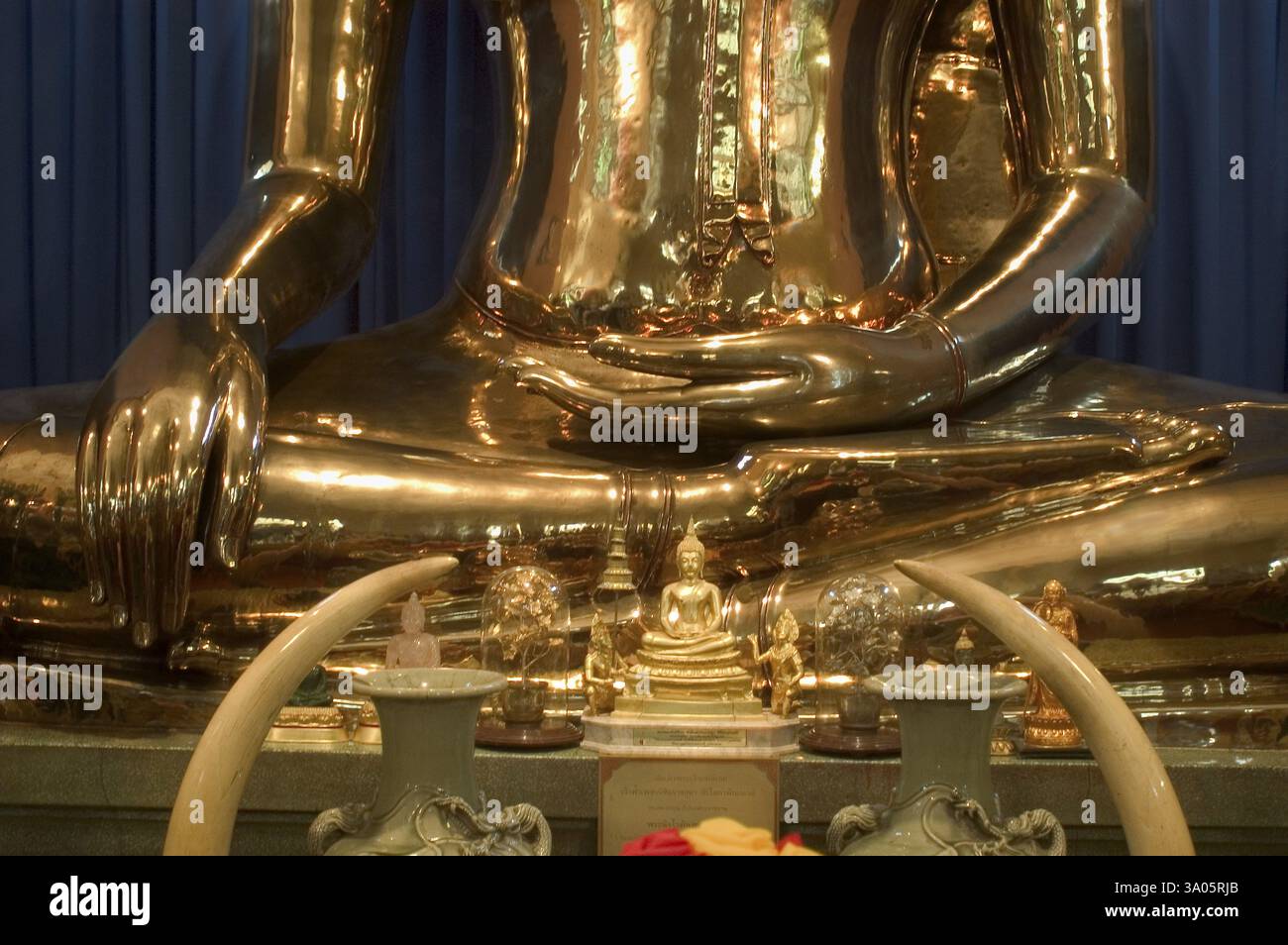 Golden Buddha (pure gold 5000 tones Buddha), Wat Pho, Bangkok, Thailand, Asia Stock Photo - Alamy