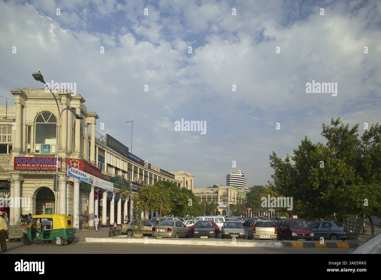 Deserted view of connaught place hi-res stock photography and images ...