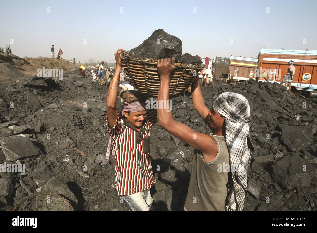 Workers working in Coal mine in Jharkhand, India NO MR Stock Photo - Alamy