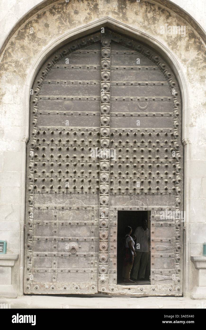 Huge big gates doors hi-res stock photography and images - Alamy