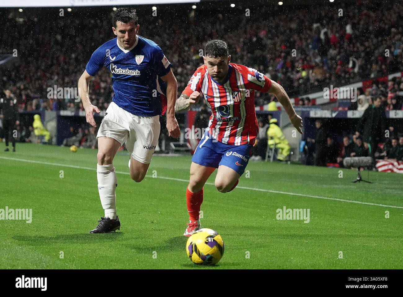 Atletico de Madrid's Javi Galan (r) and Athletic de Bilbao's Dani ...