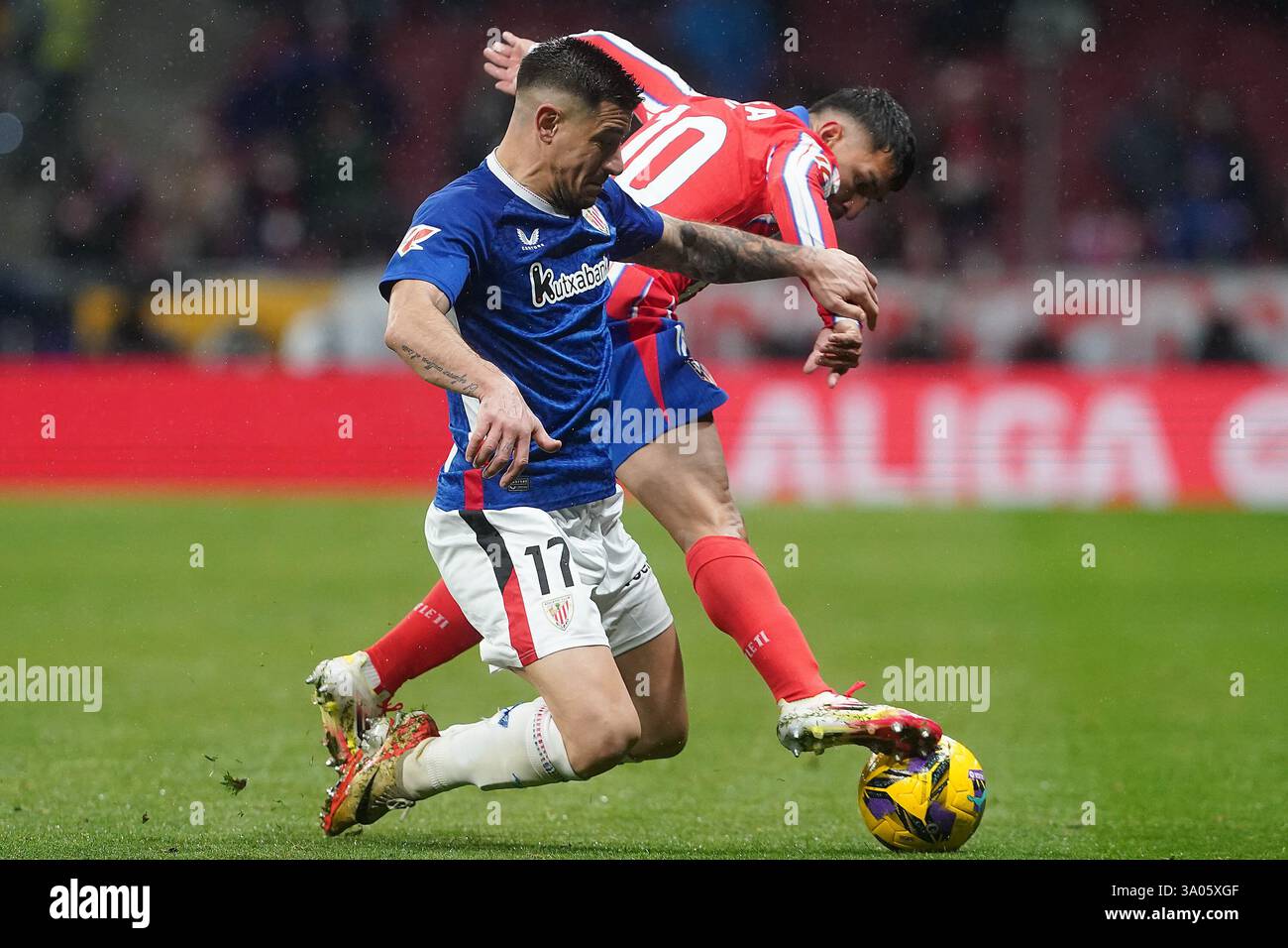 Atletico de Madrid's Angel Correa (r) and Athletic de Bilbao's Yuri ...