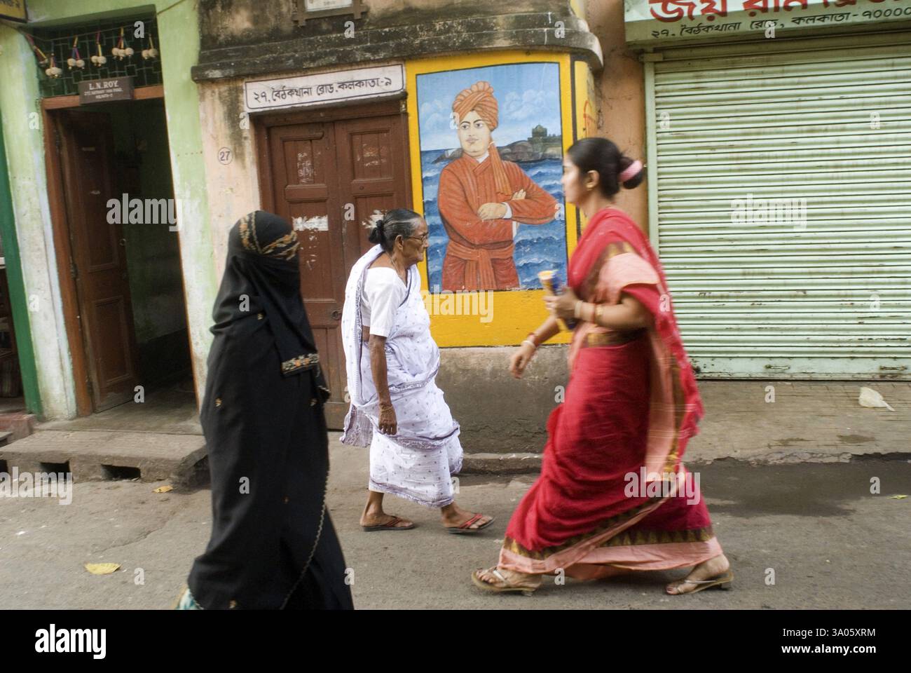 People walking in front of Swami Vivekananda Wall paining, Kolkata ...