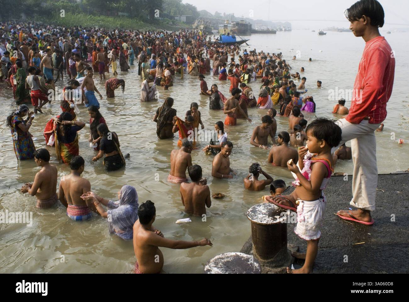 Bengalese celebrating Kartik Purnima (Full Moon) at Babu Ghat, Kolkata ...