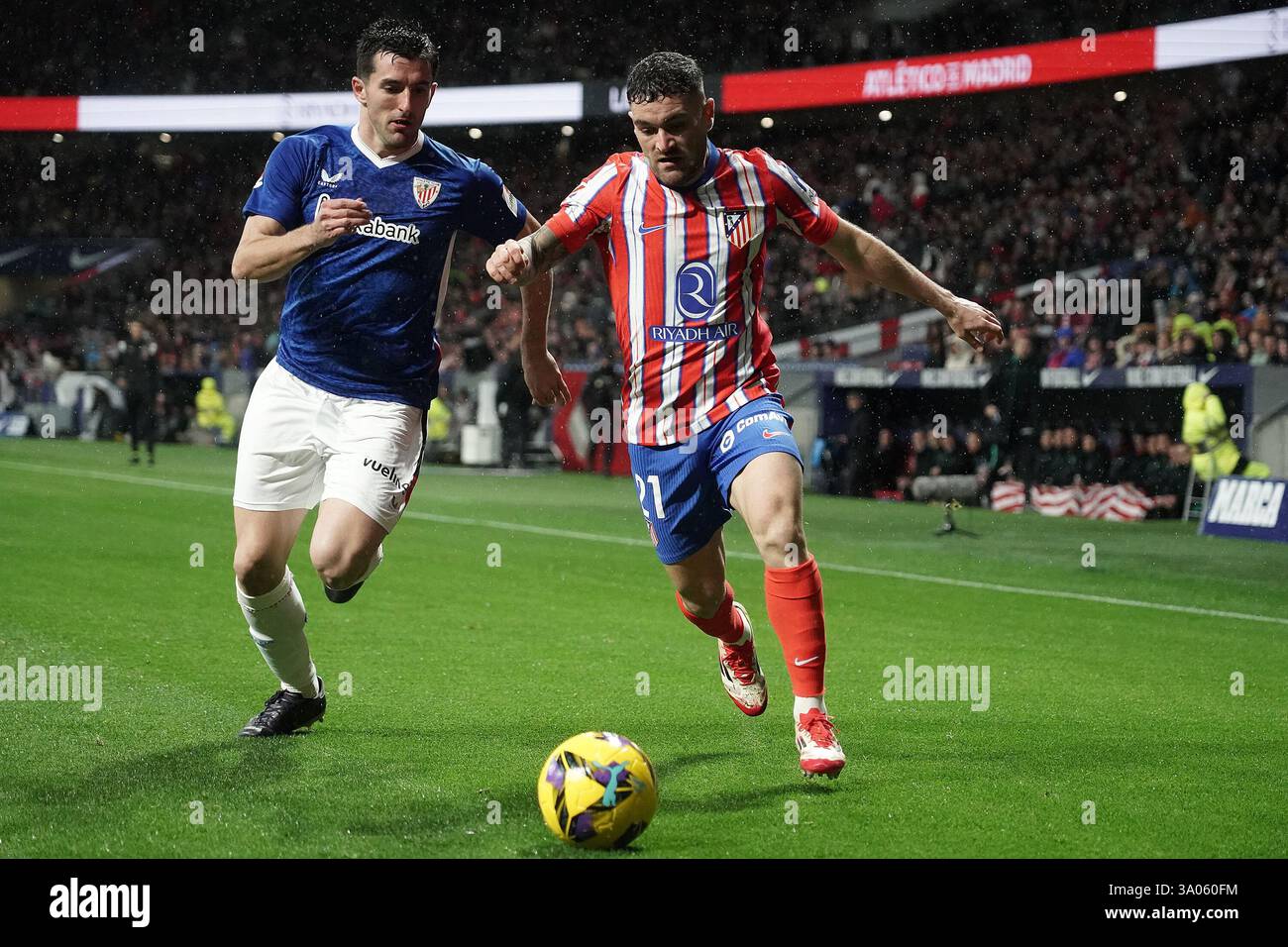 Atletico de Madrid's Javi Galan (r) and Athletic de Bilbao's Dani ...