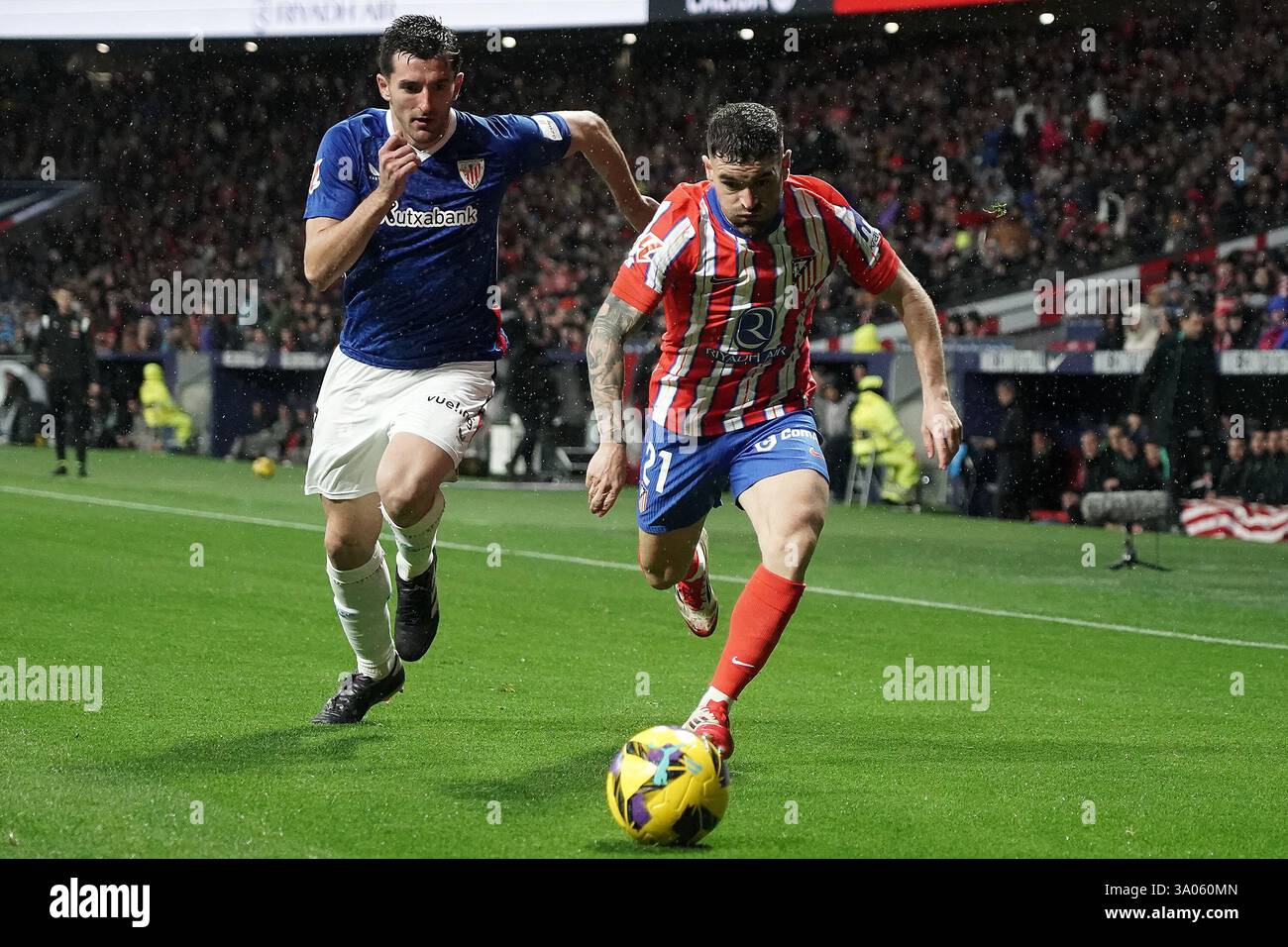 Atletico de Madrid's Javi Galan (r) and Athletic de Bilbao's Dani ...