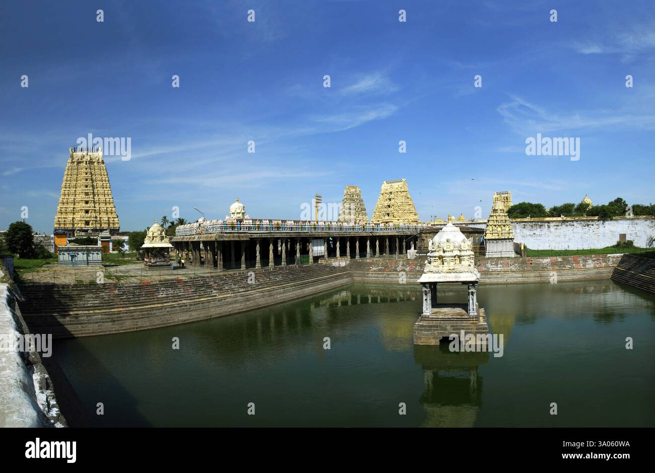 Ekambareswarar temple with holy tank, Kanchipuram, Tamil Nadu, India ...