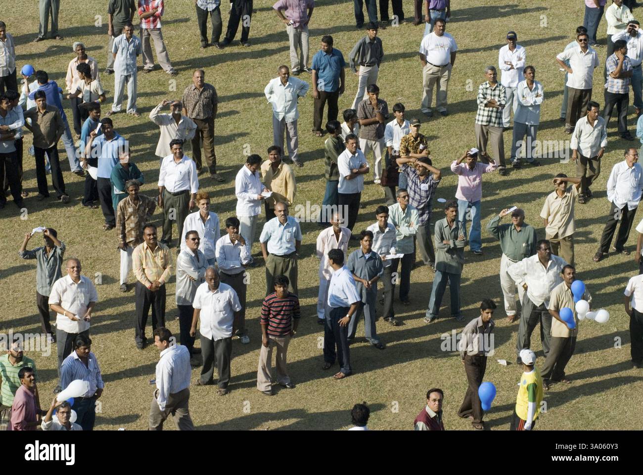 Crowd at Poonawalla Horse Race in Mahalaxmi Racecourse, Bombay Mumbai ...