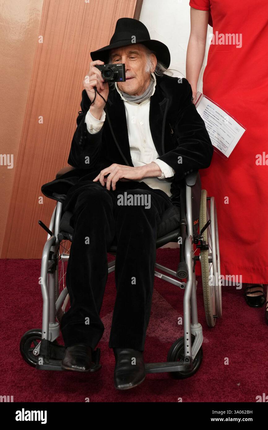 Ed Lachman, taking a photo on the red carpet, arrives at the Oscars on ...