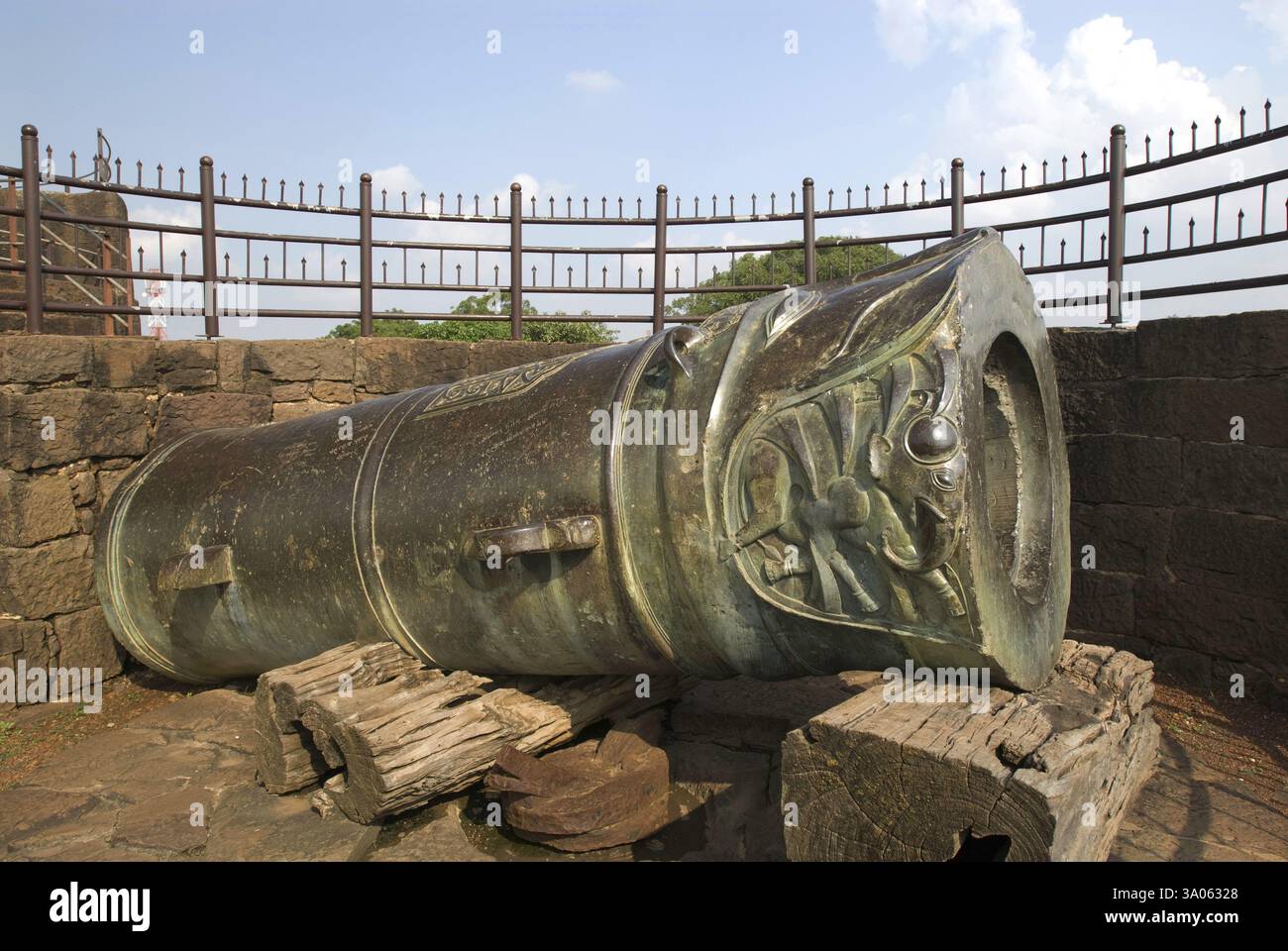 Largest medieval cannon in world, Sherza Burj Lion Gate, Bijapur ...