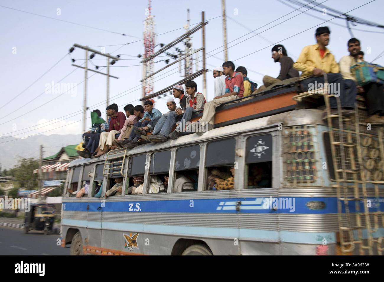 Srinagar kashmir india bus hi-res stock photography and images - Alamy