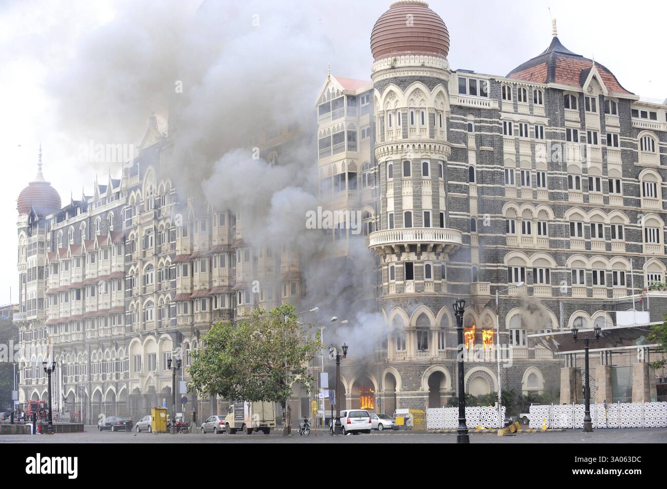 Fire inside the Taj Mahal hotel, after terrorist attack by Deccan ...