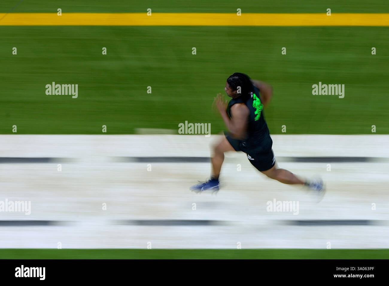 South Carolina offensive lineman Torricelli Simpkins III runs in the 40 ...