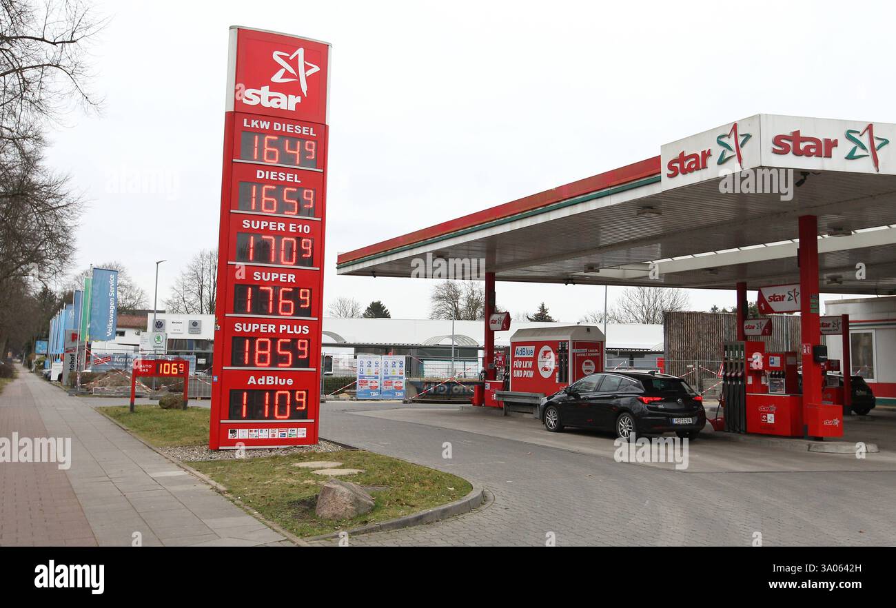 Eine digitale Preistafel vor der STAR-Tankstelle an der Holsteiner ...
