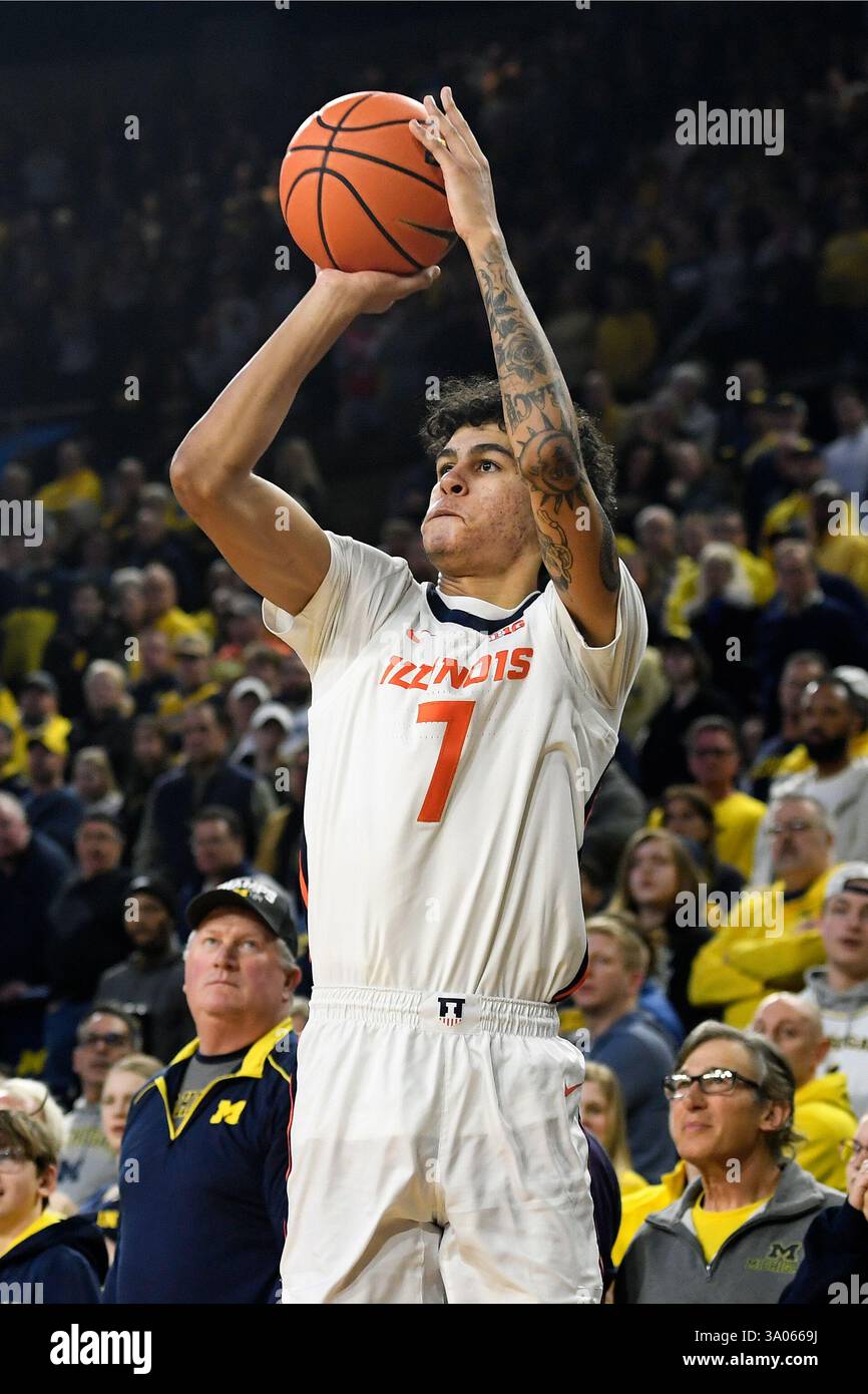 Illinois forward Will Riley looks to shoot during the first half of an ...