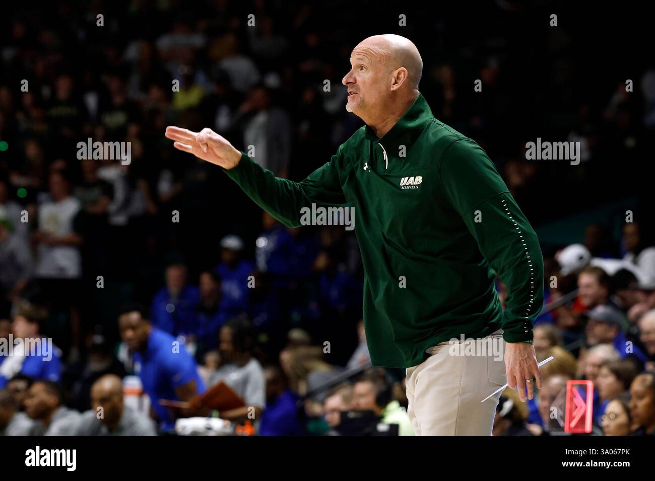 UAB head coach Andy Kennedy reacts during the first half of an NCAA ...
