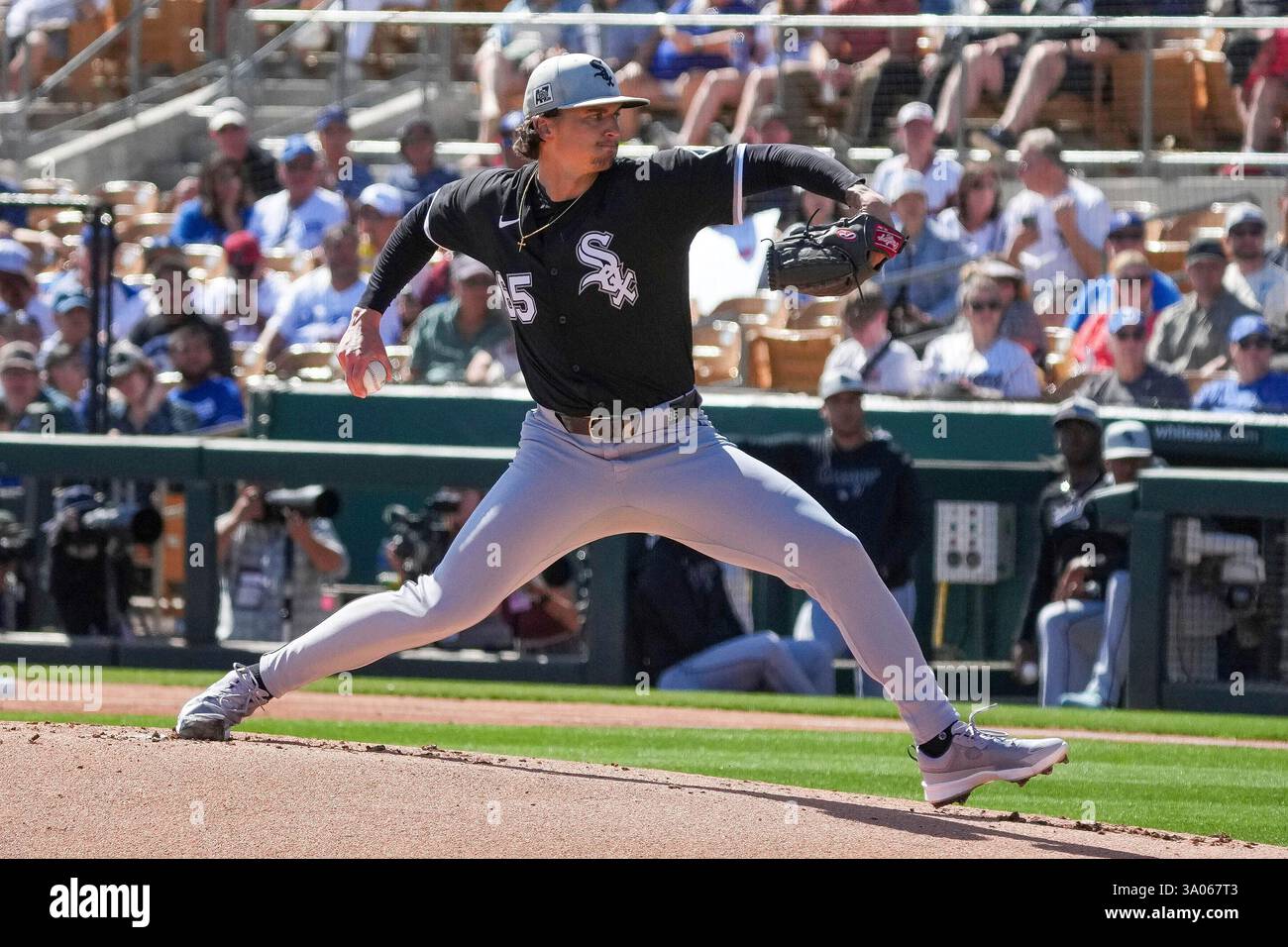 Chicago White Sox pitcher Davis Martin throws during the first inning ...