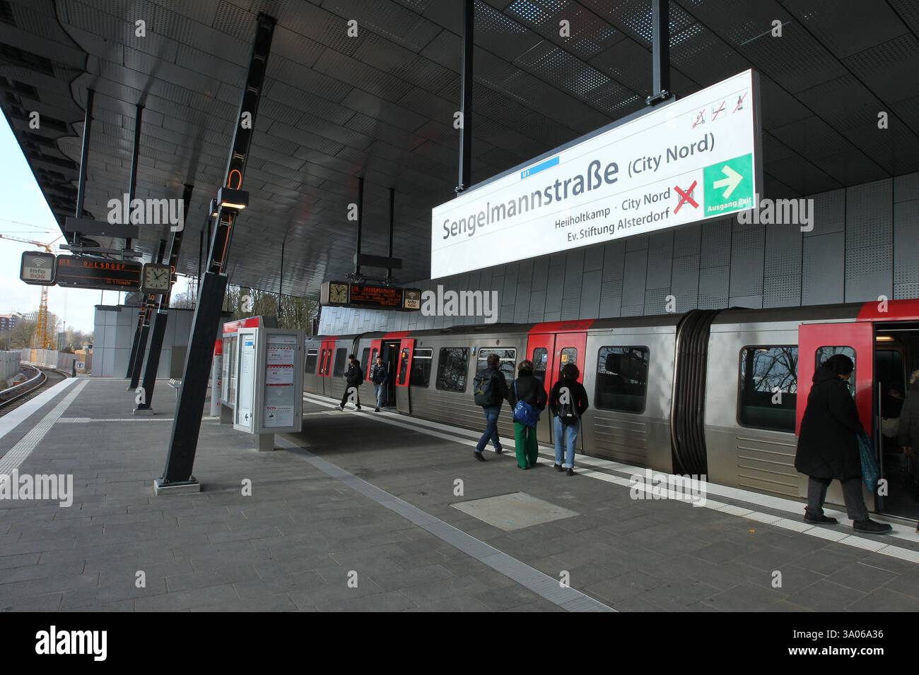 Eine U-Bahn der Linie U1 in Richtung Farmsen steht im umgebauten U ...