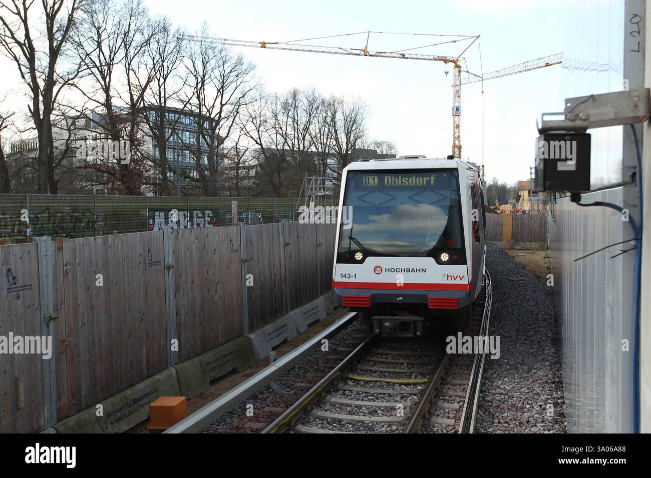 Eine U-Bahn der Linie U1 in Richtung Ohlsdorf fährt in den umgebauten U ...