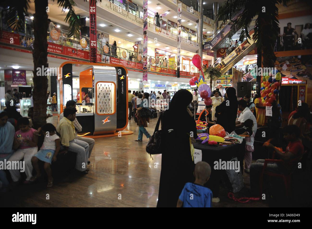 Mumbai malls hi-res stock photography and images - Alamy