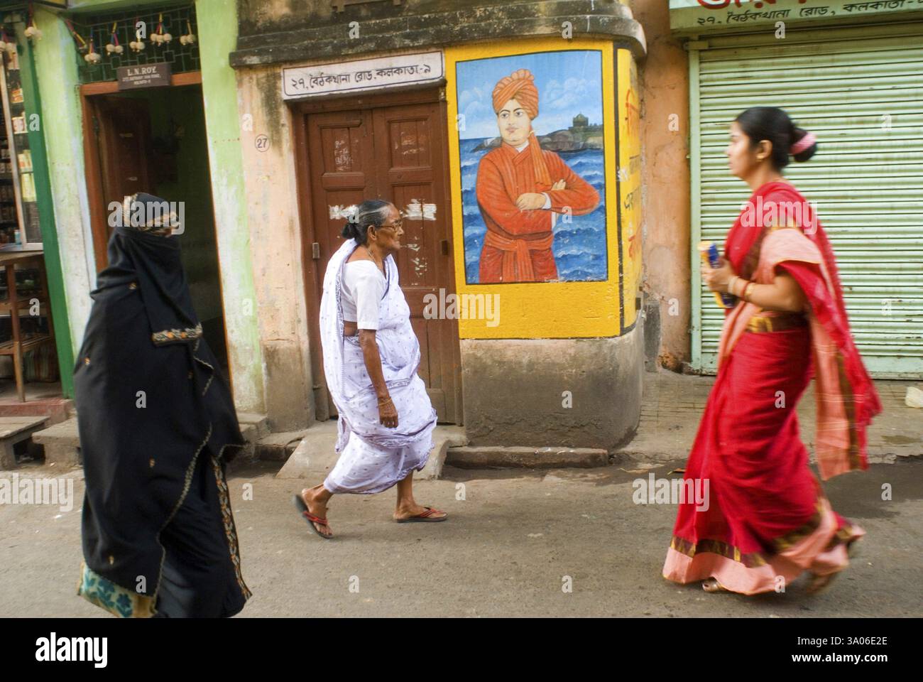 People walking in front of Swami Vivekananda Wall paining, Kolkata ...