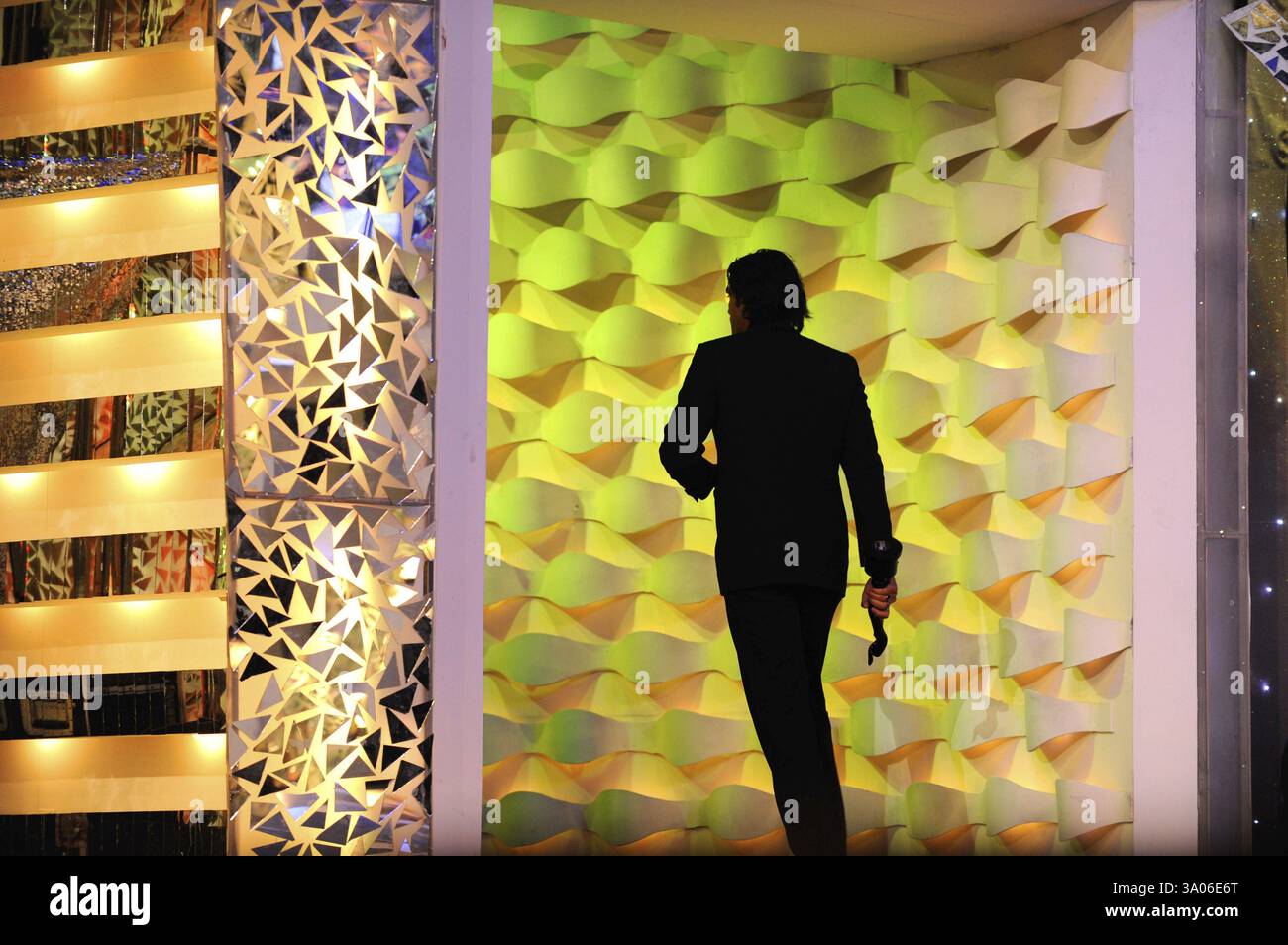 Winning actor walking away with award of filmfare 2009, India, Asia ...