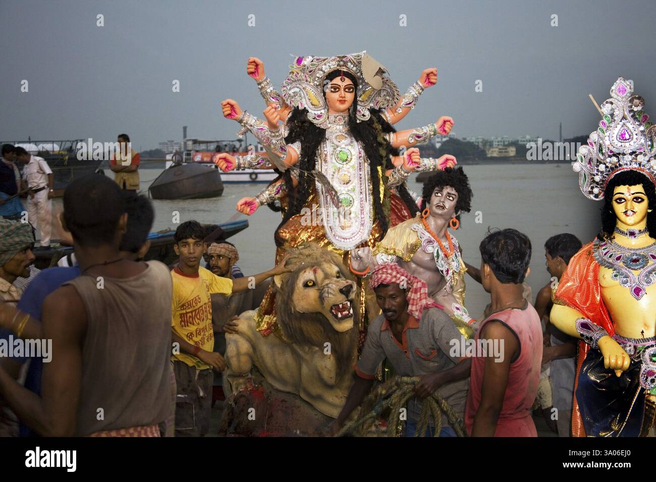 Farewell of the Durga Idol into the water of River Hooghly - Visarjan ...