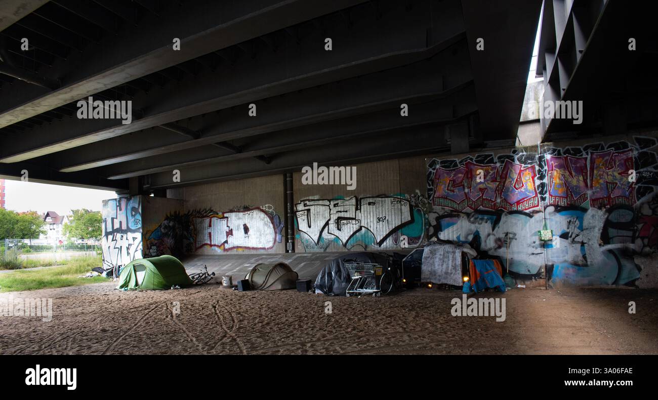 Homeless tent in downtown hi-res stock photography and images - Alamy