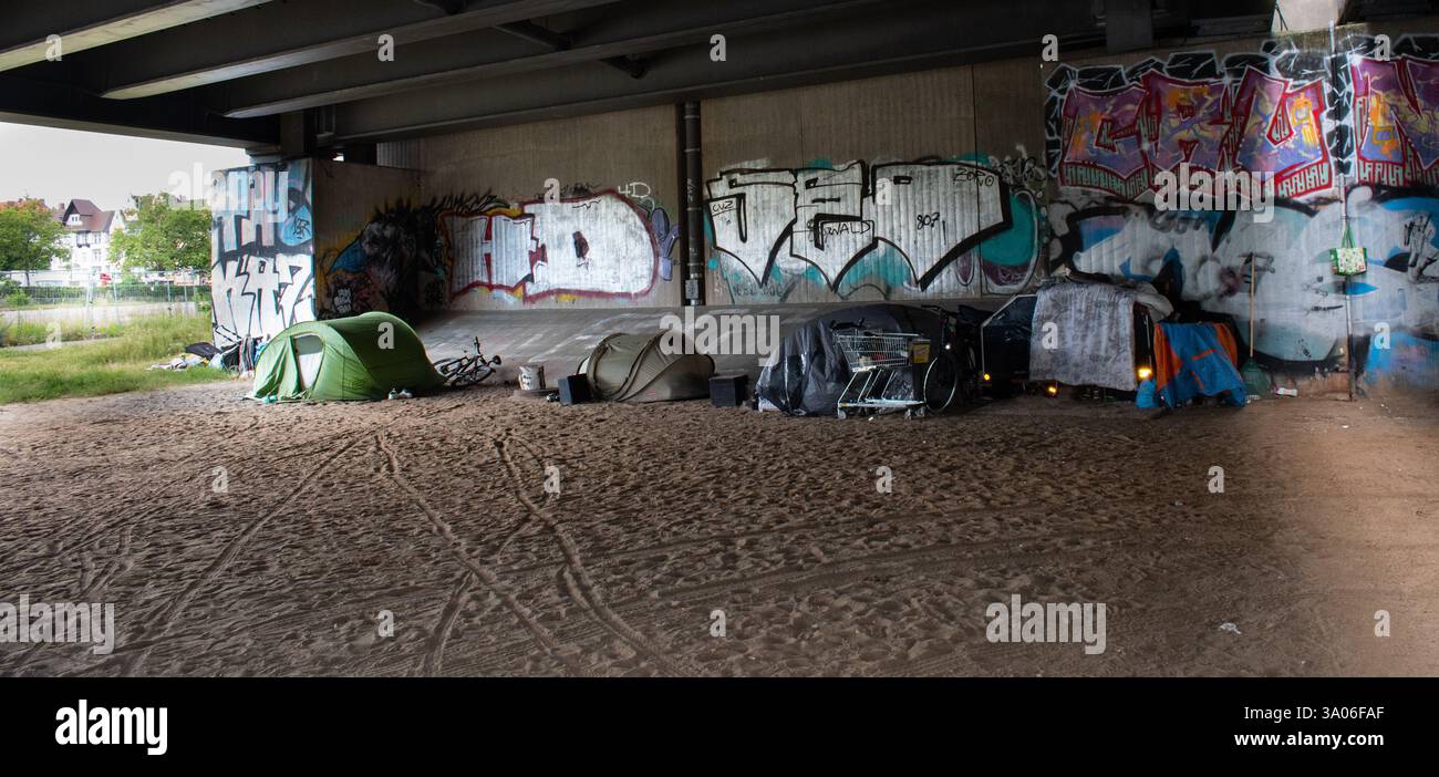 Homeless man in tent hi-res stock photography and images - Alamy