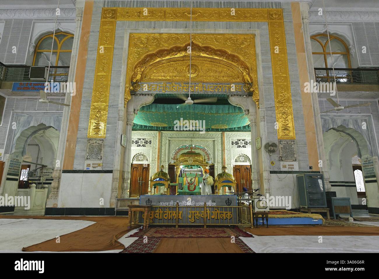 Hindu home shrine hi-res stock photography and images - Alamy